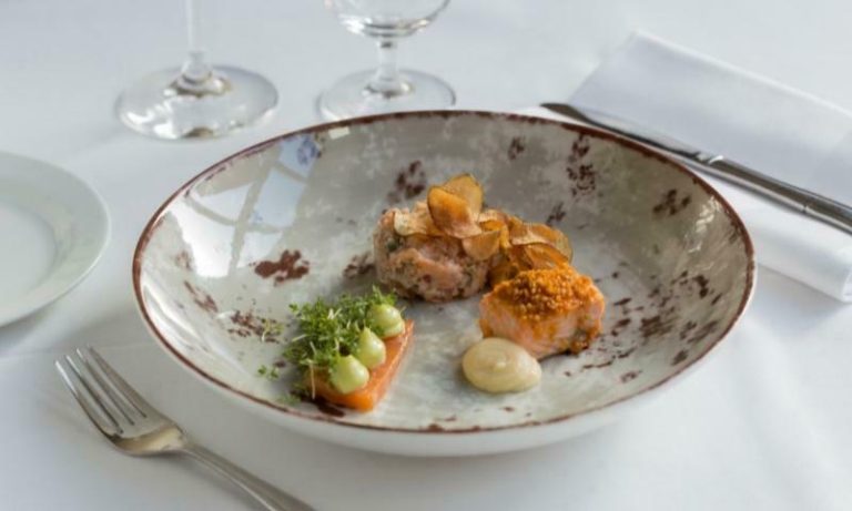 Russian Service: Pemahaman, Ciri, Kelebihan, Dan Table Setup - Harto Trans